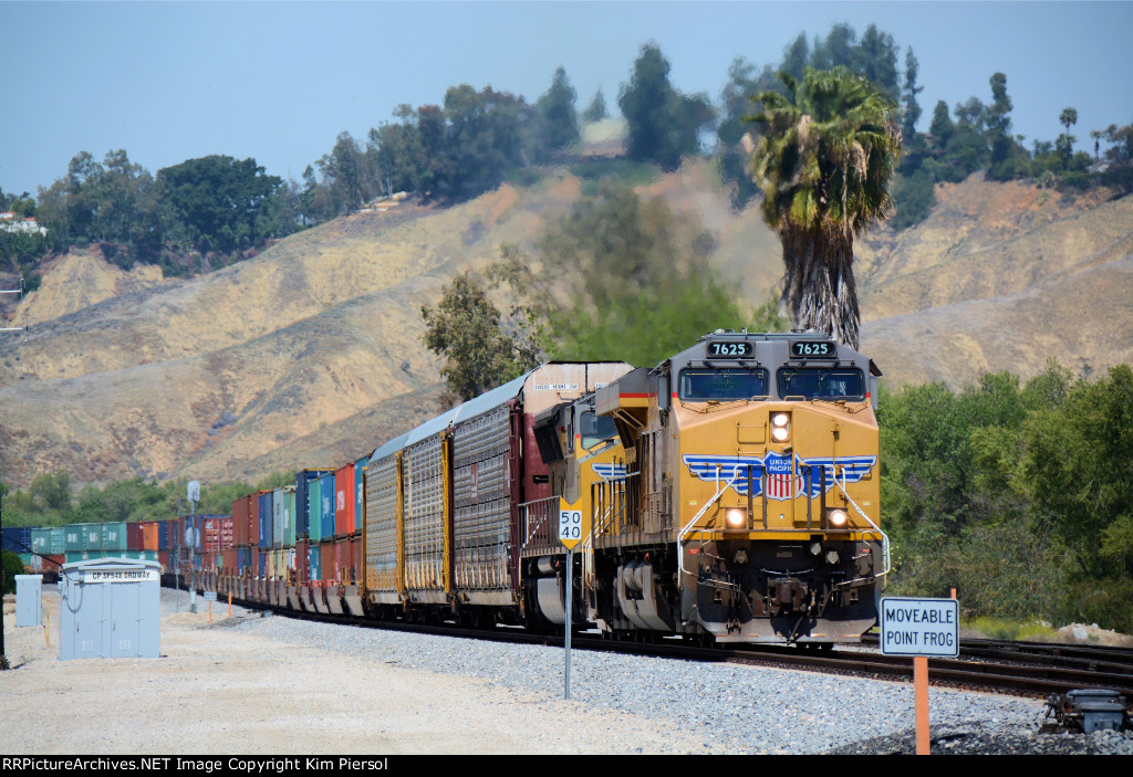 UP 7625 Climbing Beaumont Hill.